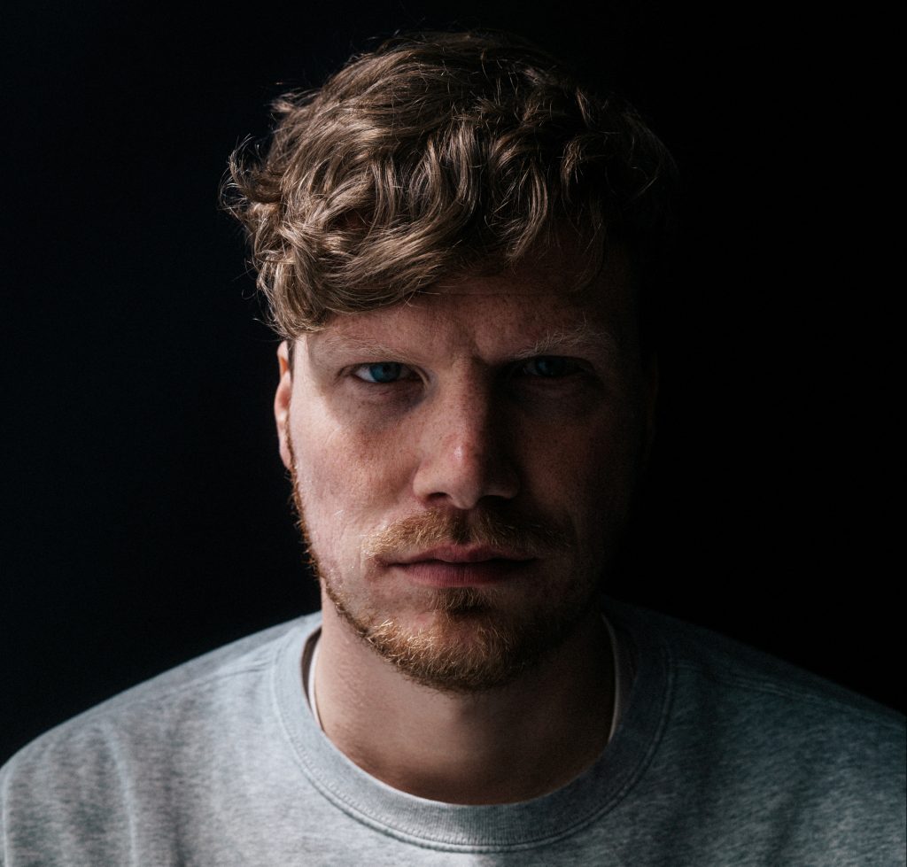 Der Produzent und Rapper Dexter kündigt sein zweites Soloalbum "Yung ...