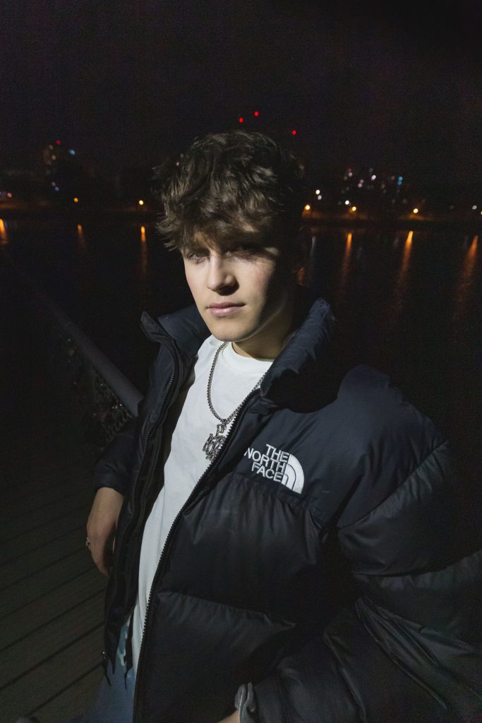 Sunny zeigt mit "Sternenklar" verträumten New-Wave-Rap | musik3000